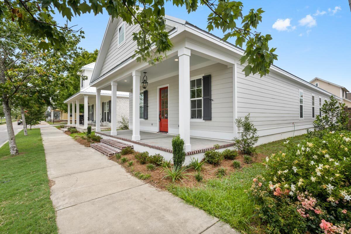 Narrow Southern Cottage with Rear Double Garage - 521014TTL ...